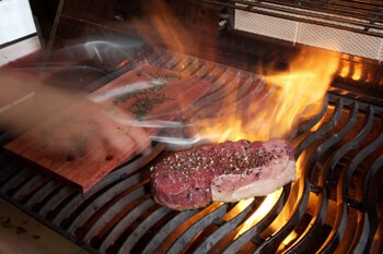 Should the grill be open or closed when grilling steak?