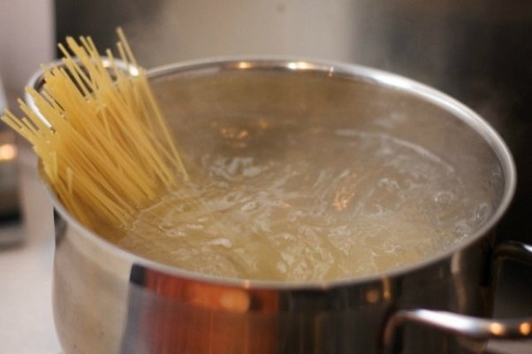 Should you boil hot or cold water for pasta?