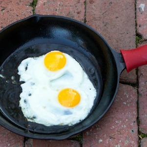 Should you cook eggs in a cast iron skillet?