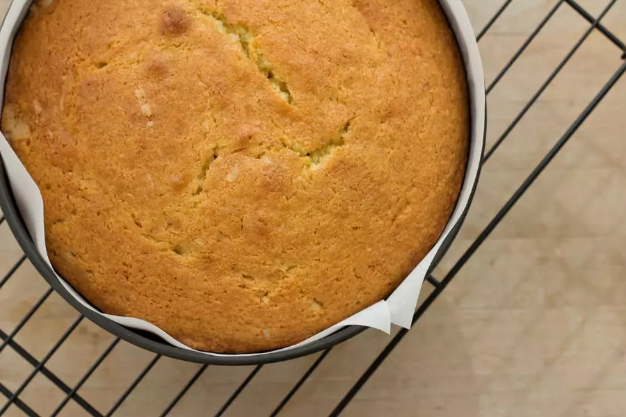 Should you cover a cake when cooling?