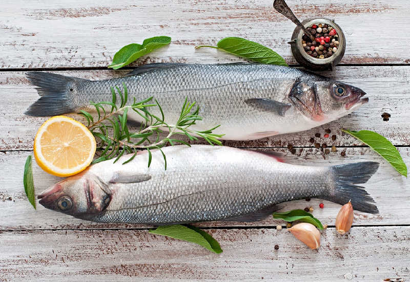 Should you let fish sit out before cooking?