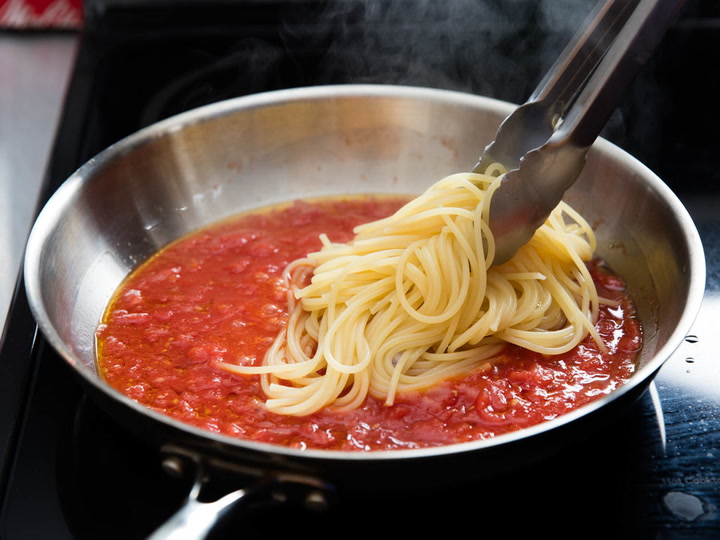 Should you mix pasta when cooking?