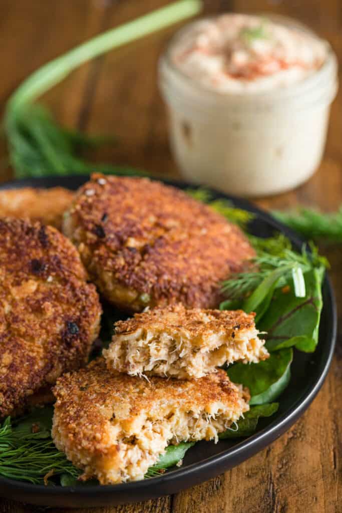 Should you refrigerate crab cakes before frying?