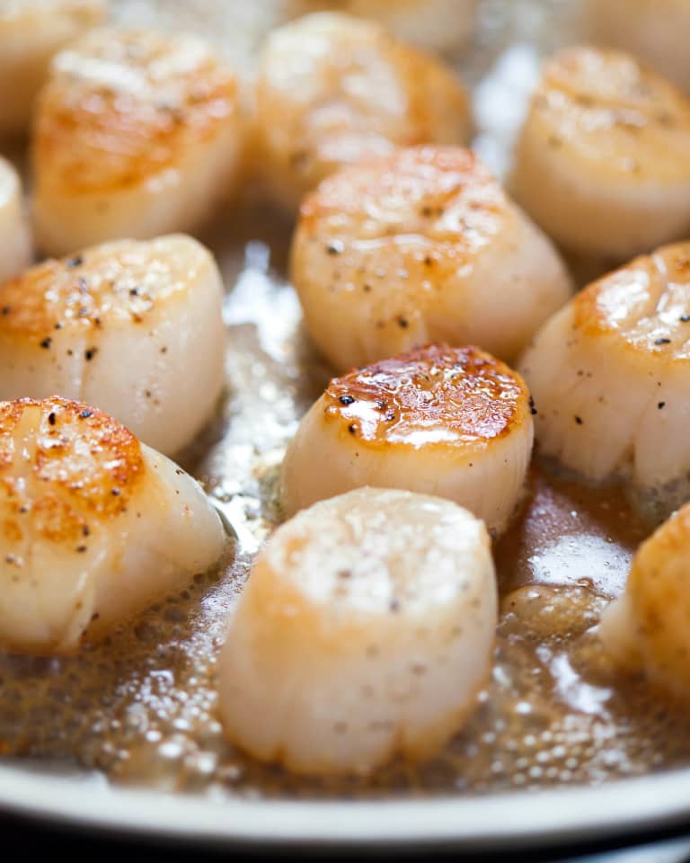 Should you rinse bay scallops before cooking?