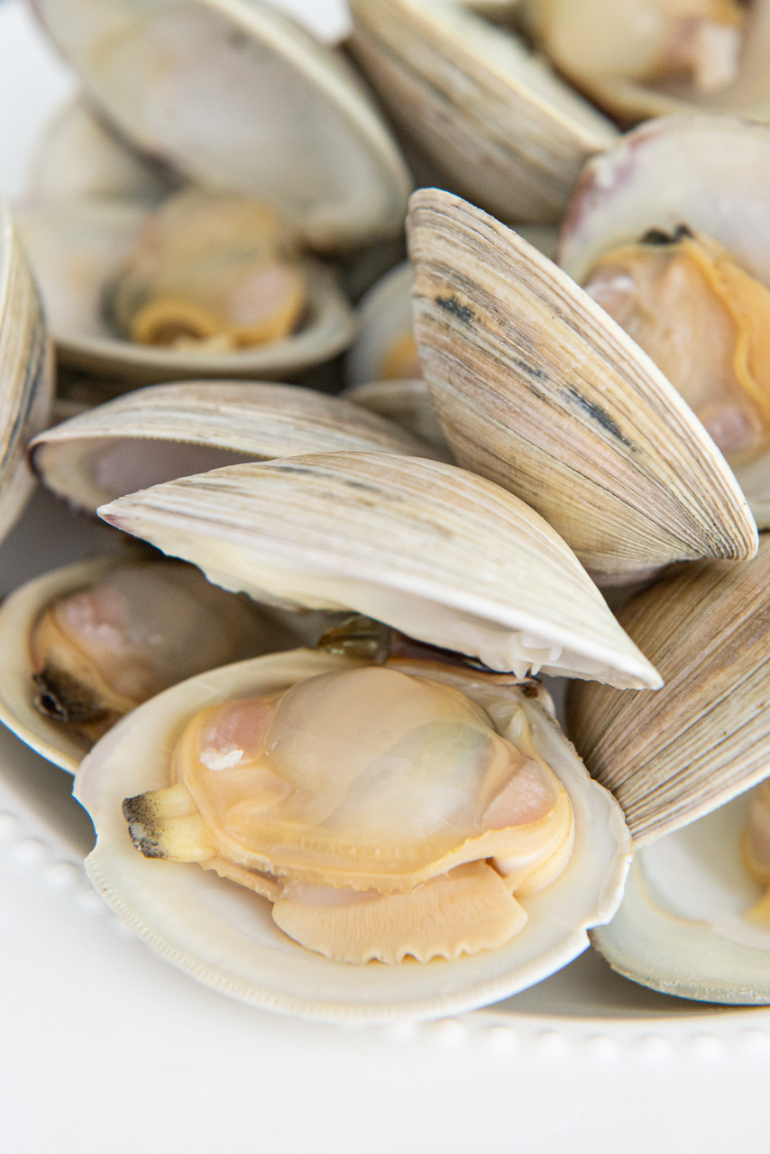 Should you soak clams in water before cooking?