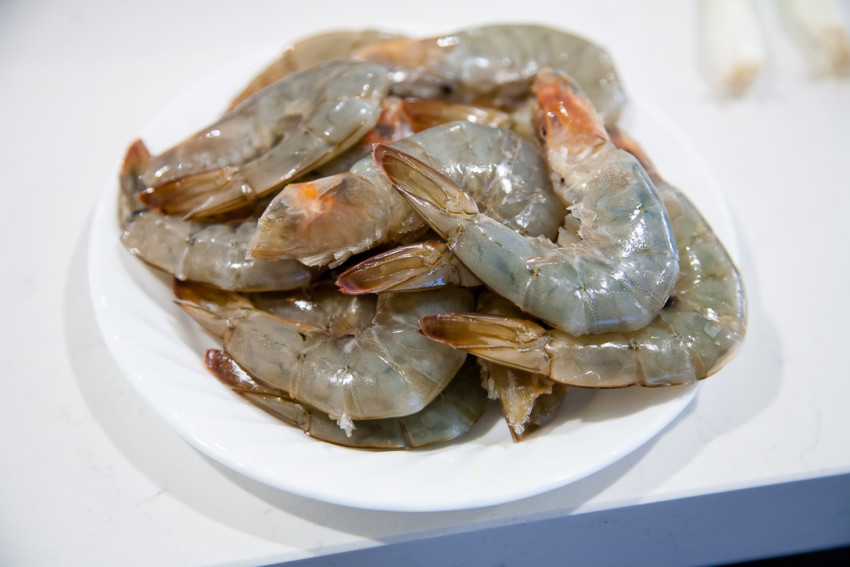Should you soak shrimp in saltwater?