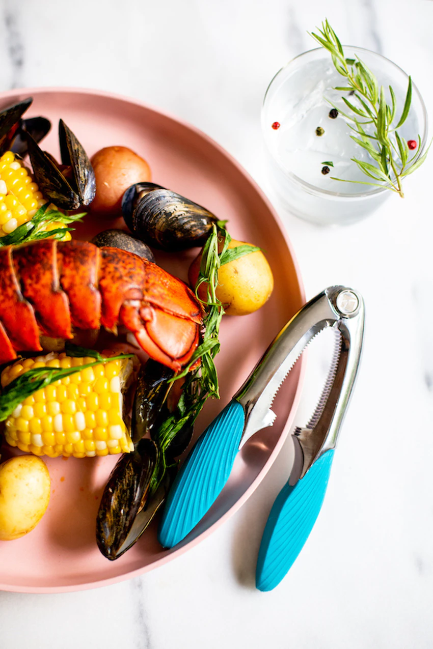 What alcohol goes good with seafood boil?