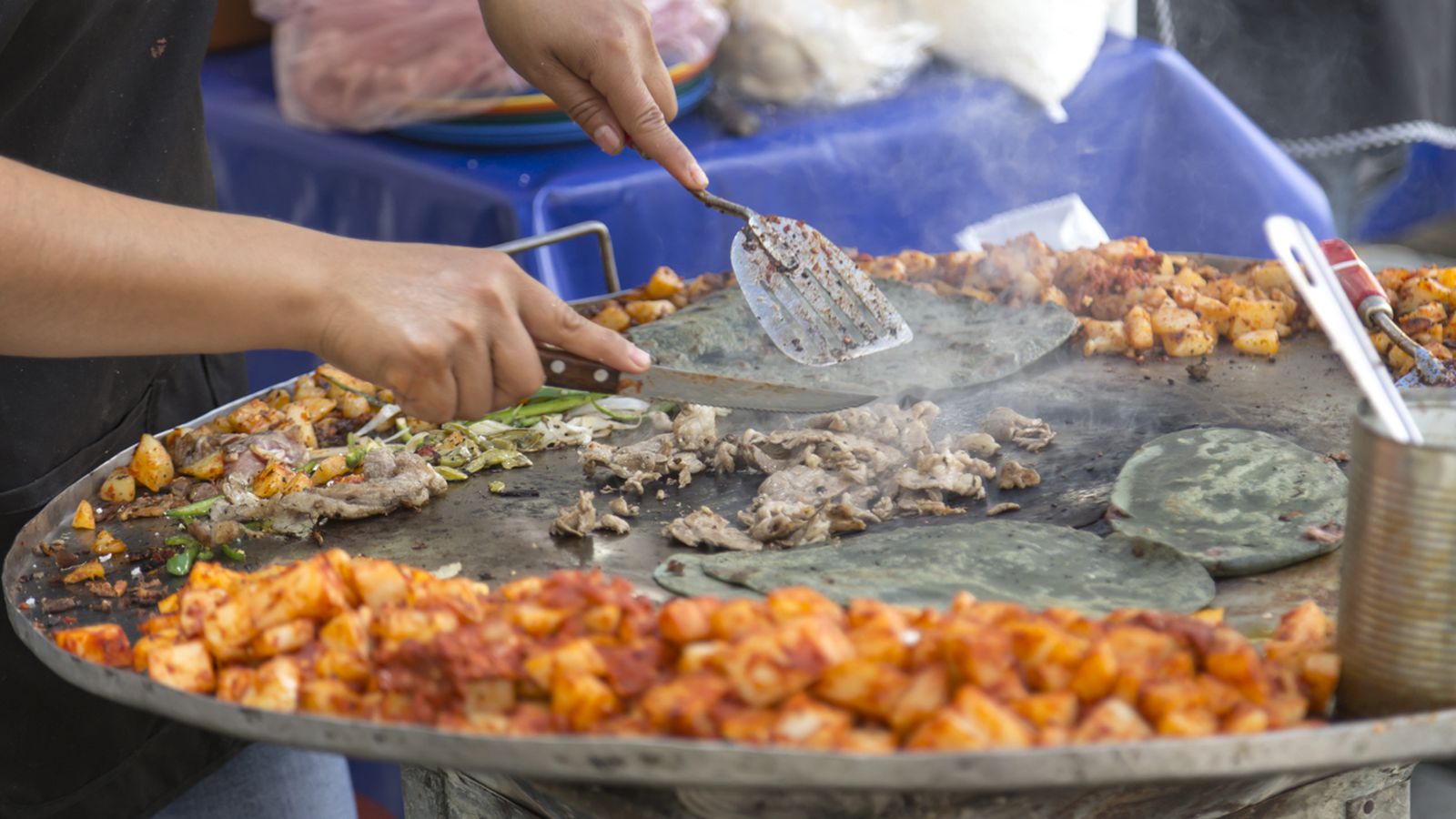 What are popular foods sold by street vendors in Mexico City?