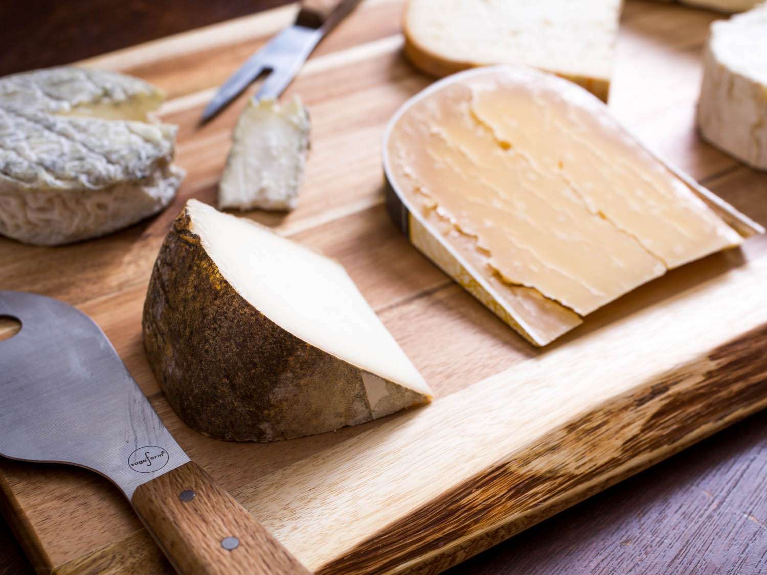 What are the different types of goat's milk cheese?