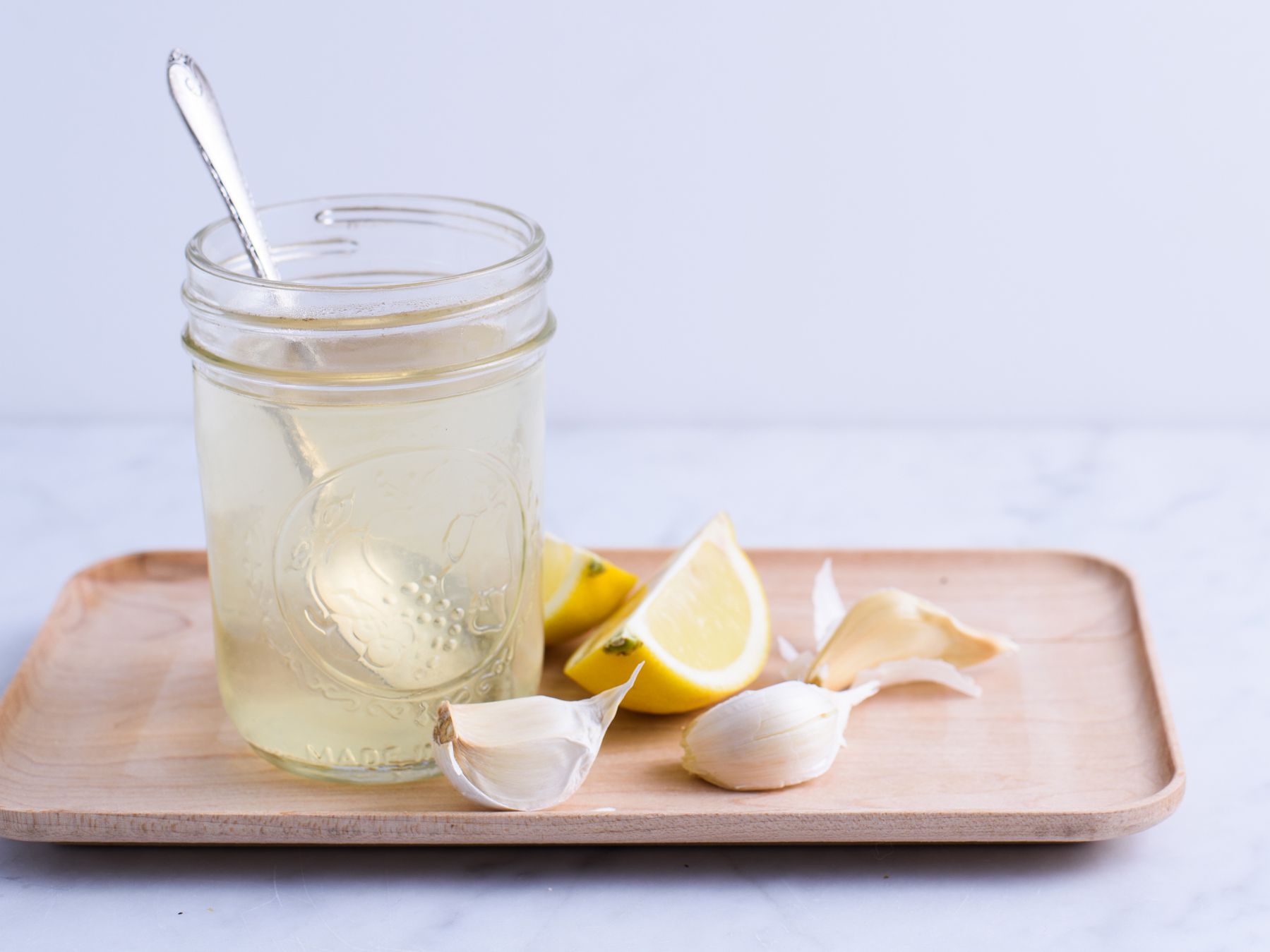 What are the health benefits of garlic and lemon tea?