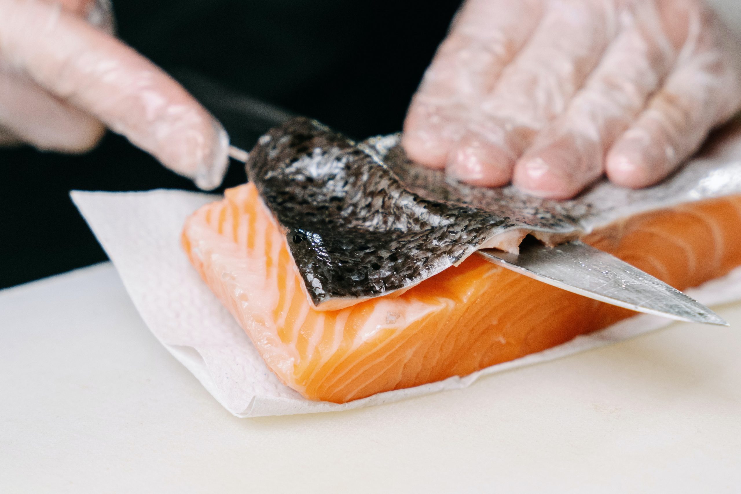 What are the important things to consider when handling raw fish?