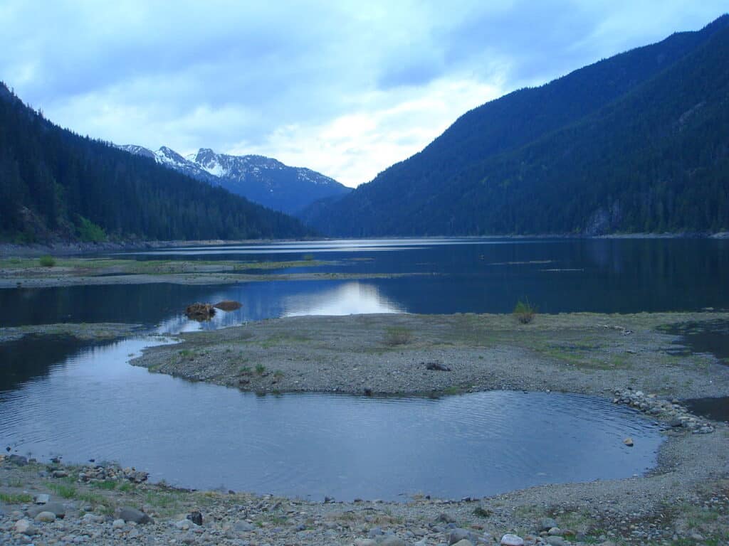 What are the two largest lakes in Washington state?