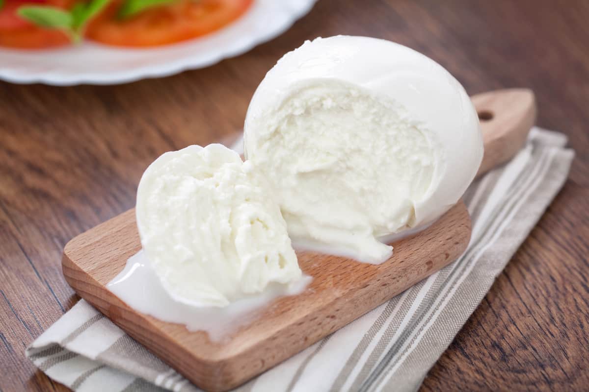 What cheese is most similar to mozzarella?