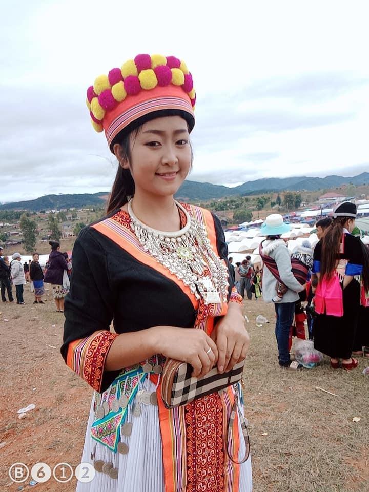 What clothes do Hmong people traditionally wear?