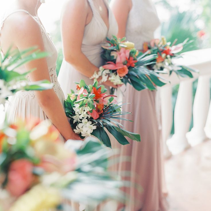 What colors should you not wear as a wedding guest?
