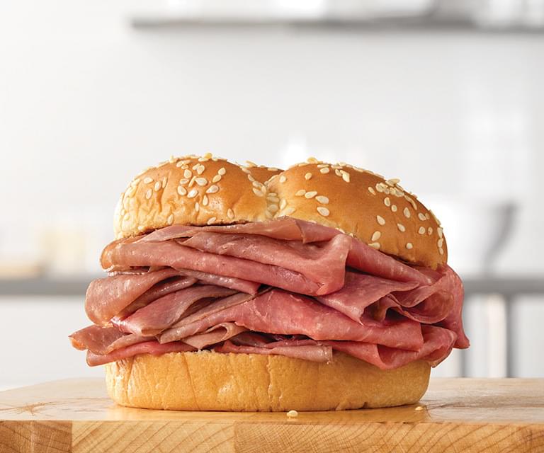 What comes on an Arby's classic roast beef?