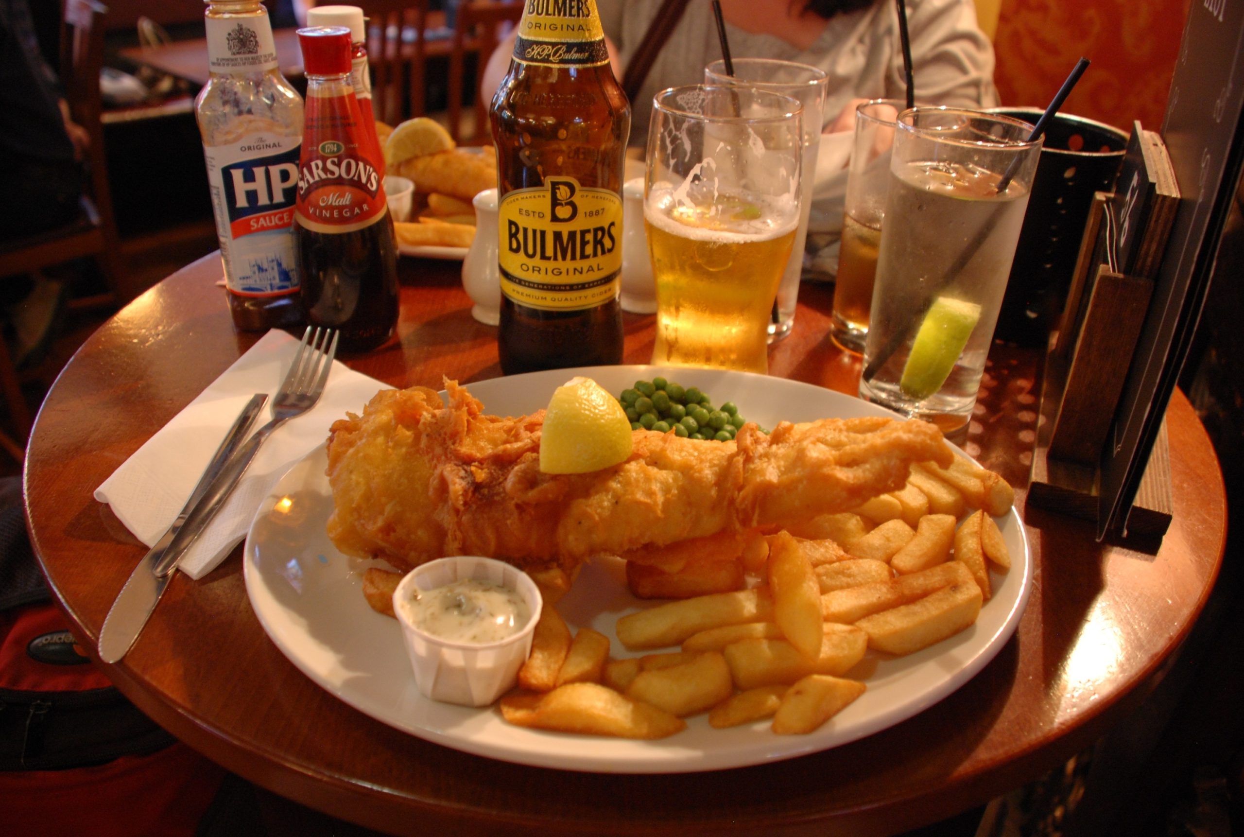 What do English drink with fish and chips?