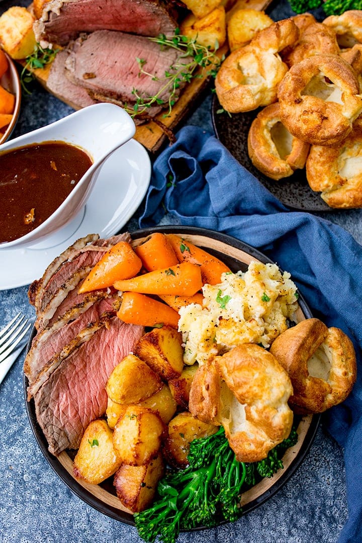 What do English people eat with roast beef?