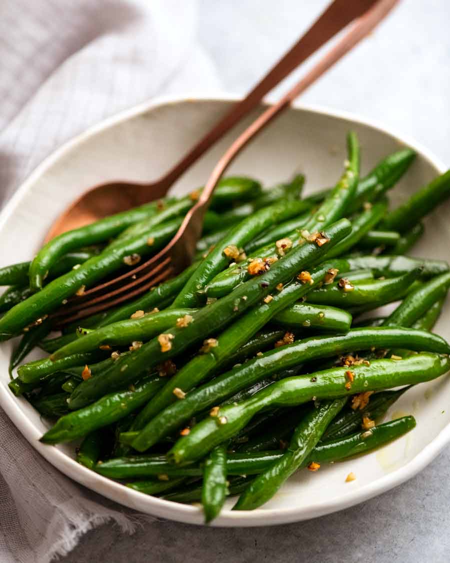 What do green beans and garlic taste like?