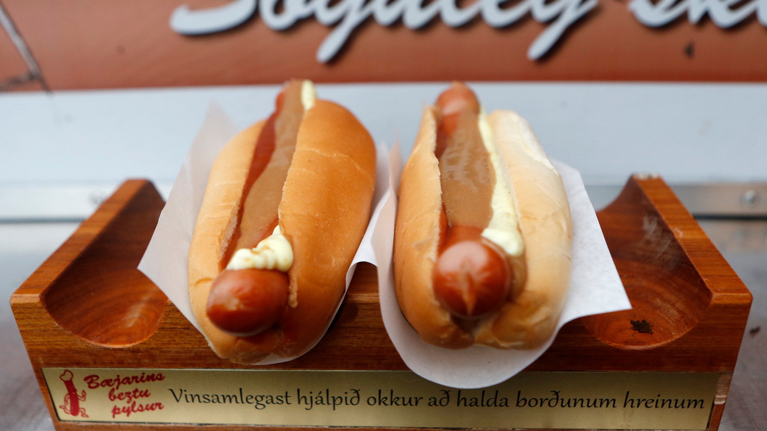 What do they put on Icelandic hot dogs?