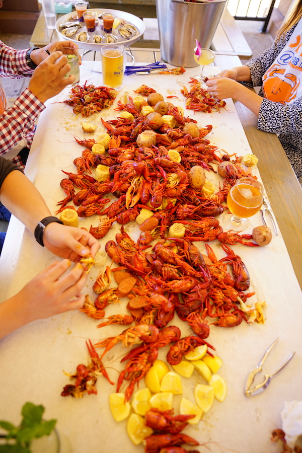 What do you eat seafood boil with?