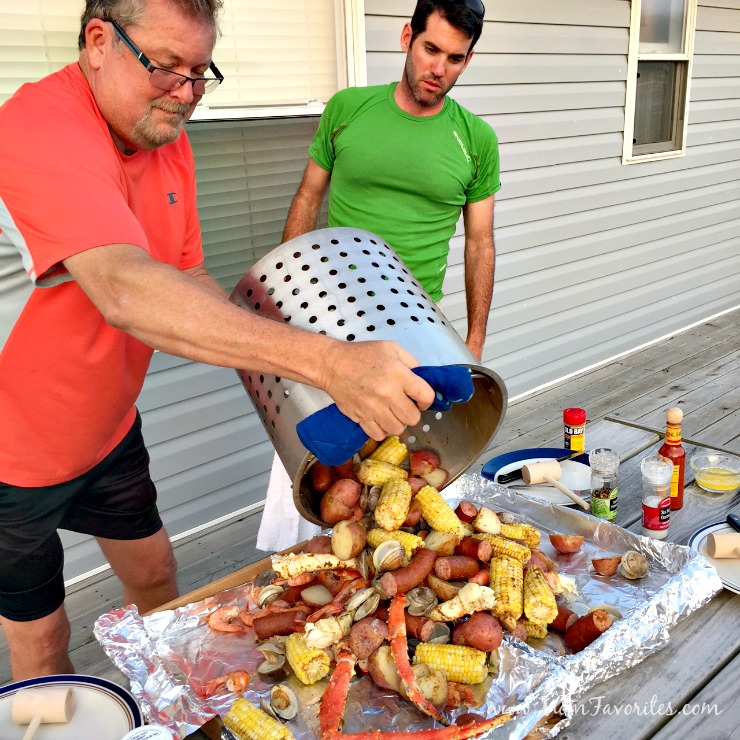 What do you put on table for seafood boil?
