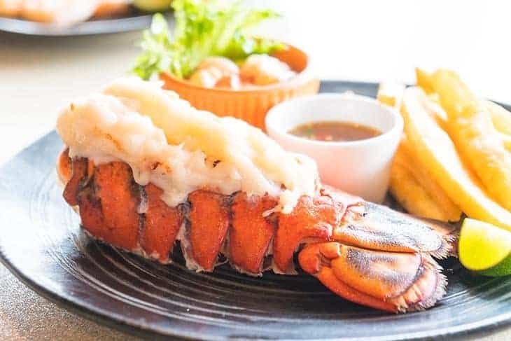 What does a lobster tail taste like?