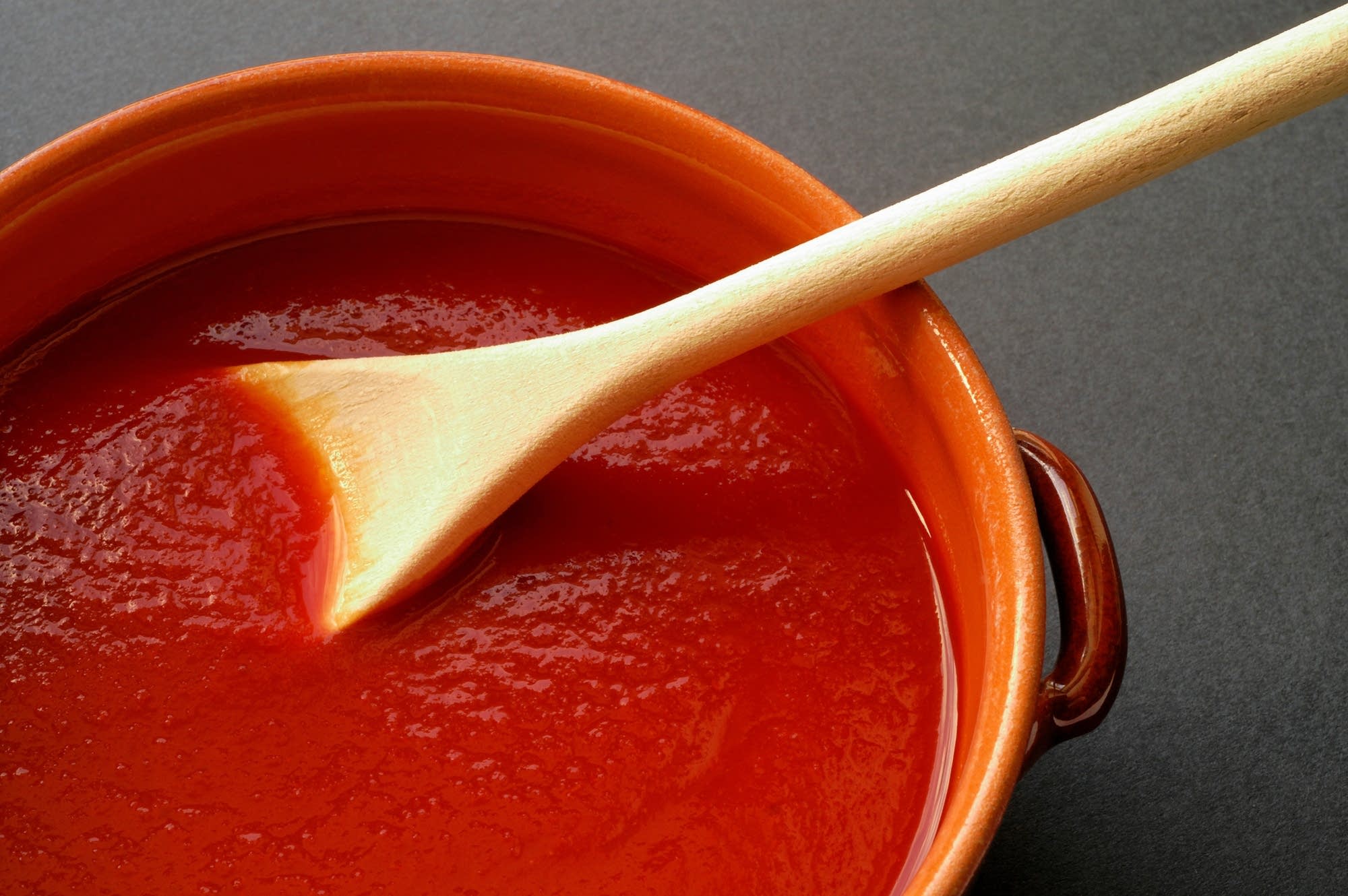 What does baking soda do to tomato sauce?