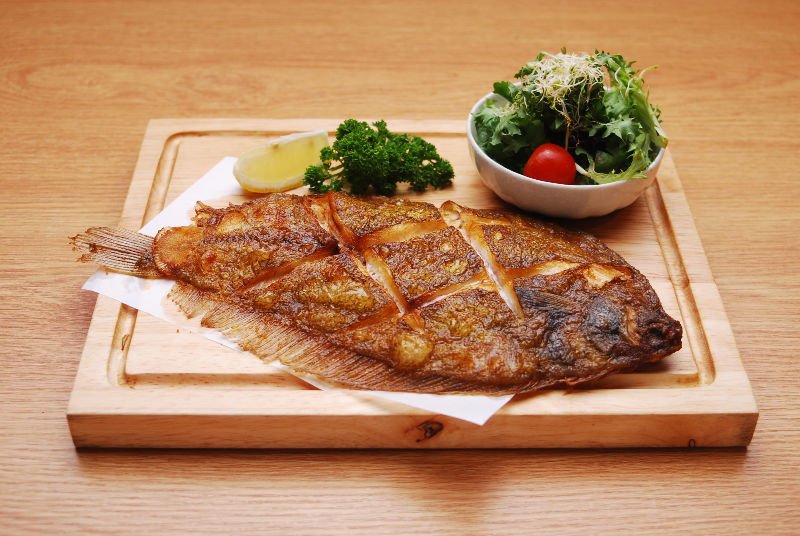 What does flounder meat taste like?