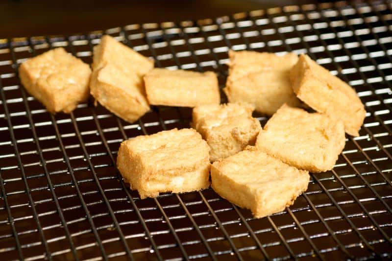 What does fried stinky tofu taste like?