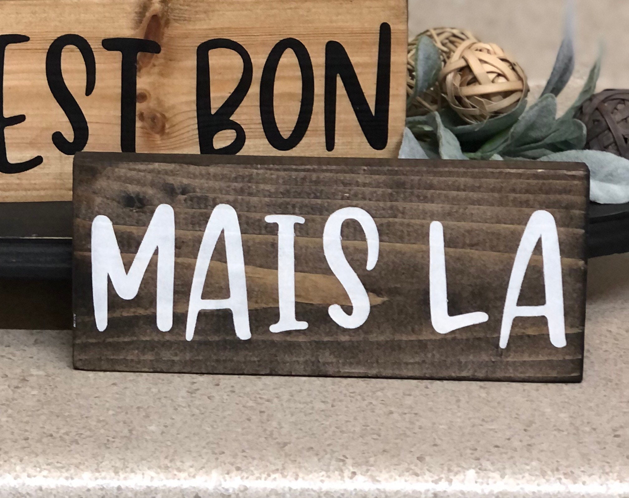 What does mais la mean in Cajun French?