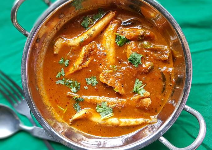 What does Nethili fish curry taste like?