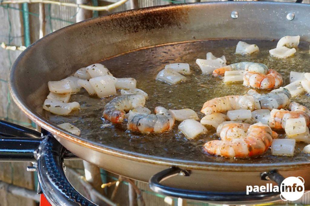 What does paella taste like?