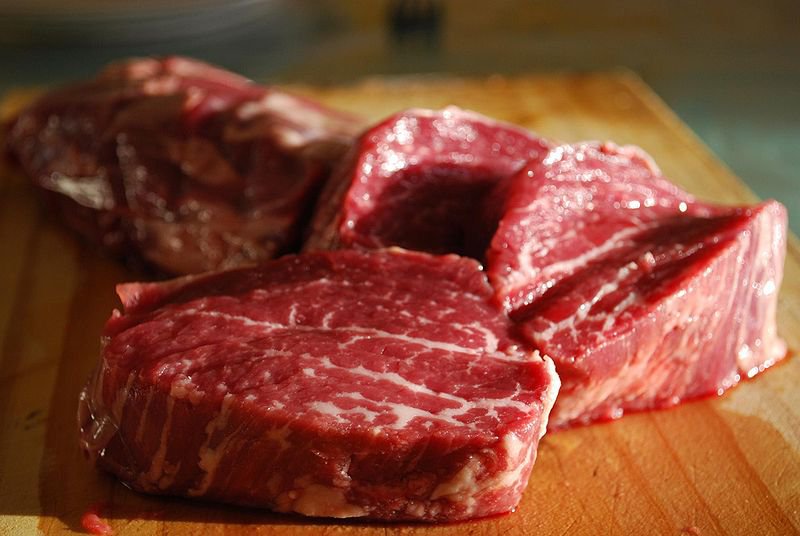 What does raw meat taste like to humans?