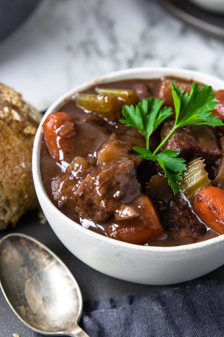 What does red wine do for stew?