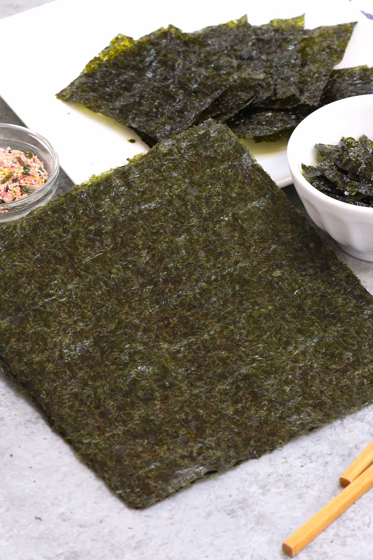 What does seaweed taste like in sushi?