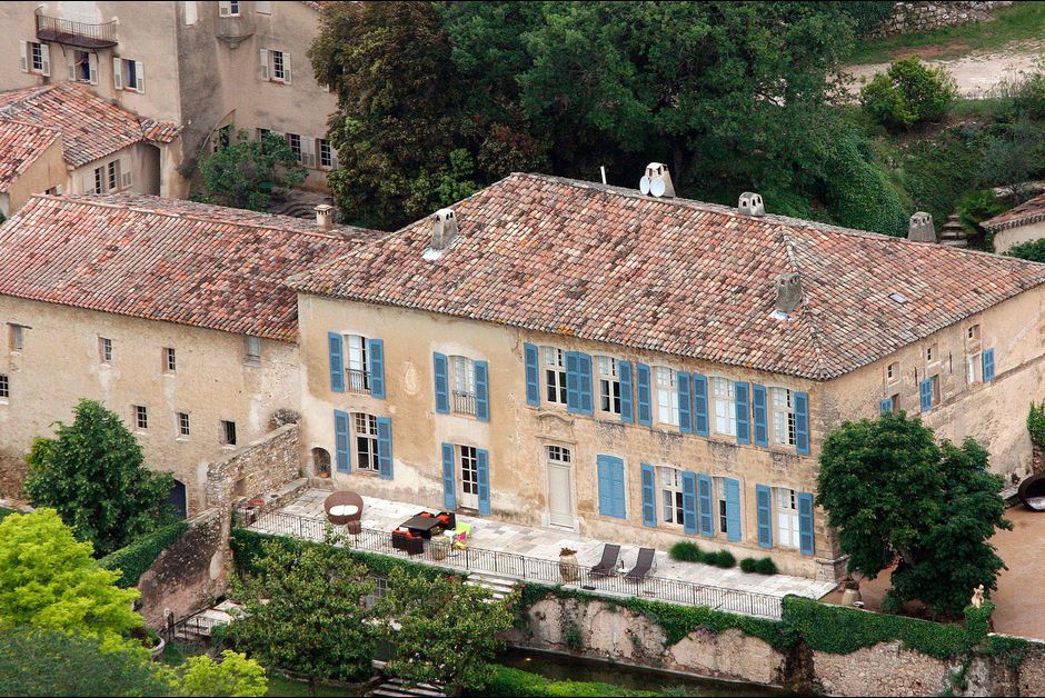 What famous celebrities live in France?
