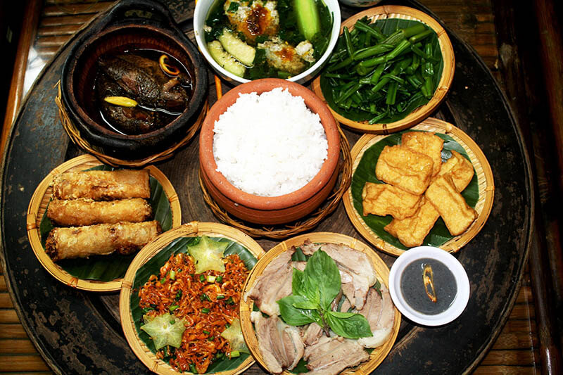 What food a Vietnamese family have in their daily meal?