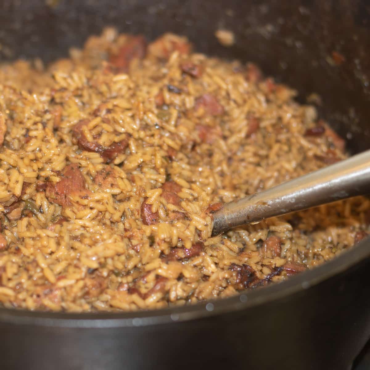 What gives Cajun jambalaya its brown color?