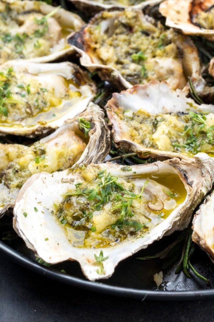 What goes well with oysters as an appetizer?