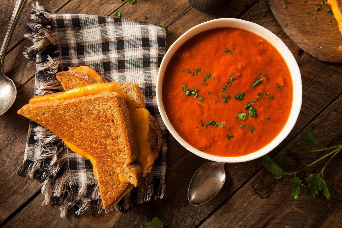 What goes well with tomato soup besides grilled cheese?