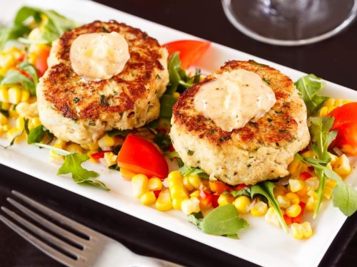 What goes with crab cakes for a meal?