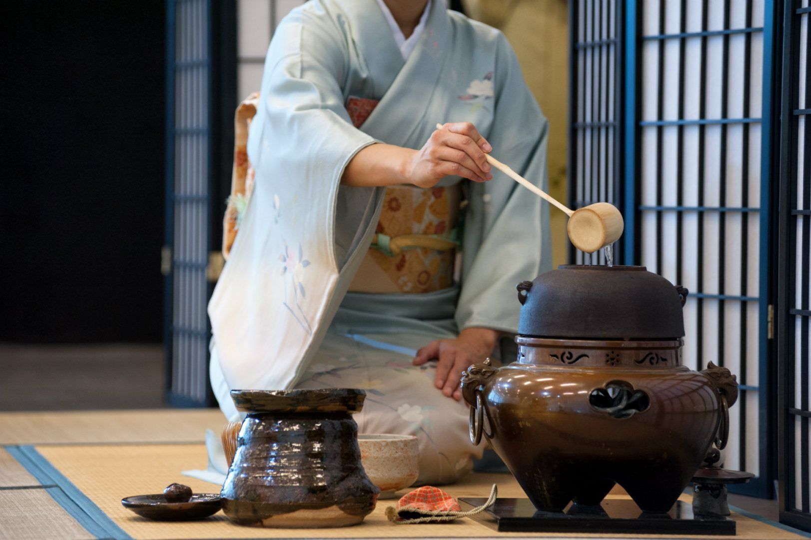 What happens at a Japanese tea ceremony?