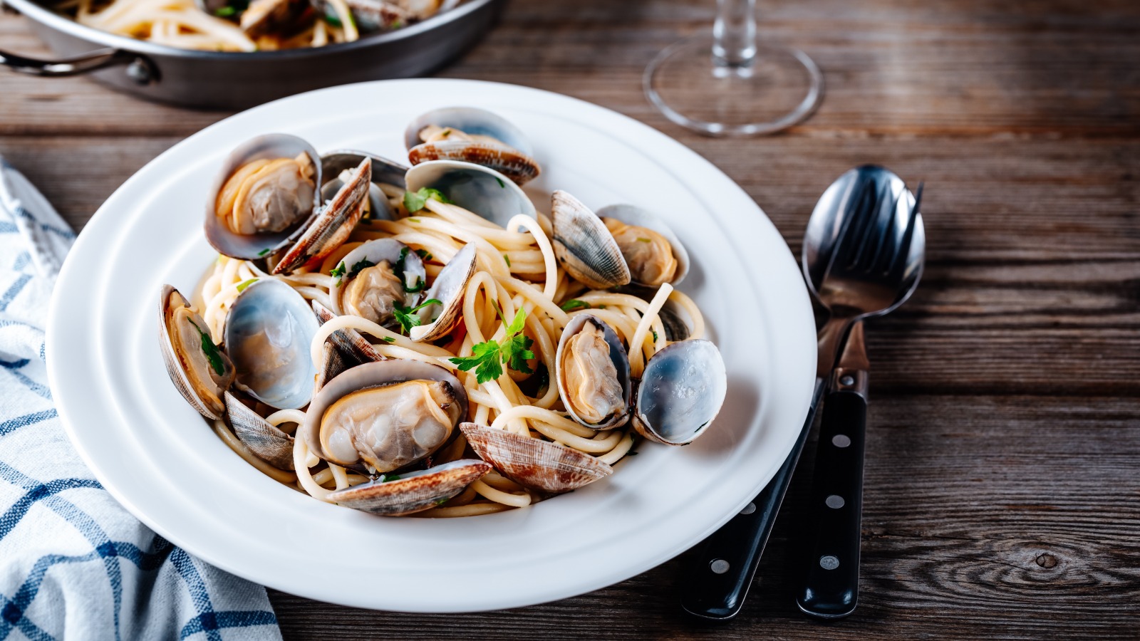 What happens if you eat expired clams?