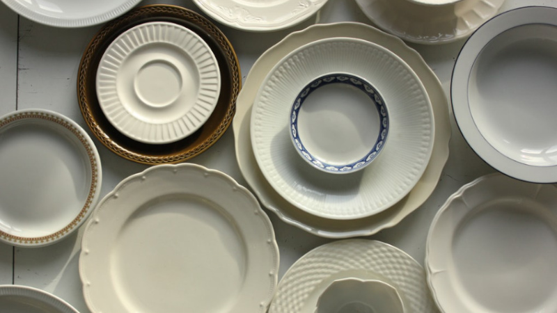What is a dinner plate used for?