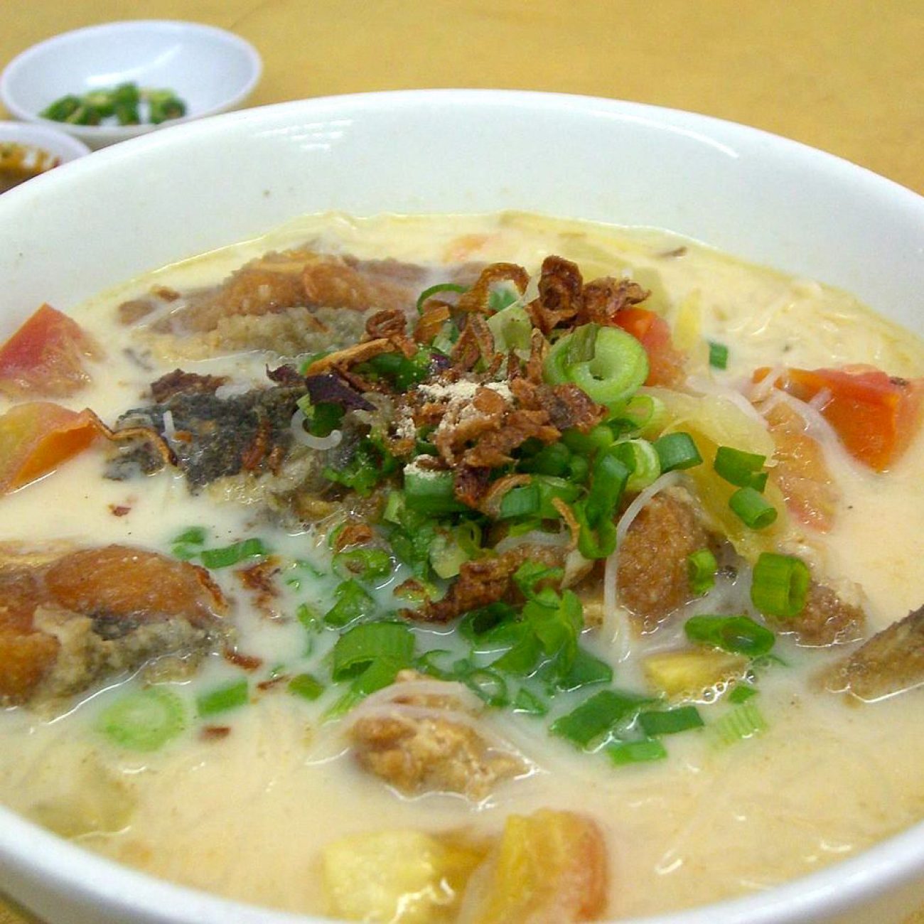 What is fish head noodle (Yu Tao mai fun)?