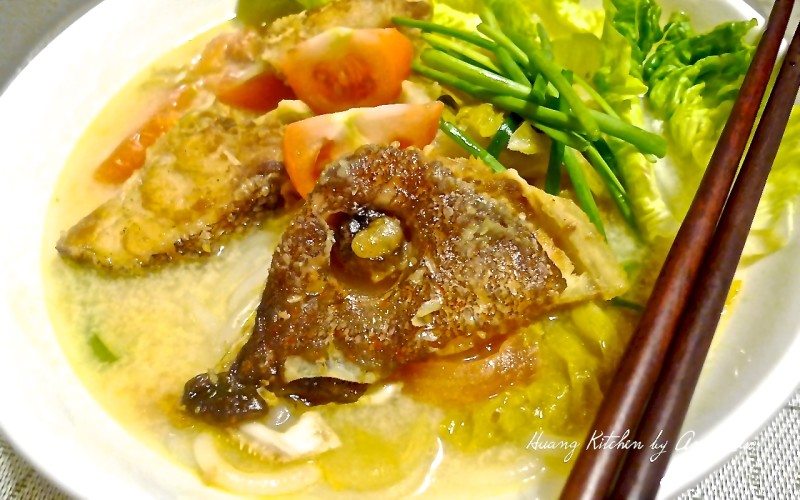 What is Fish Head Soup with rice noodle?
