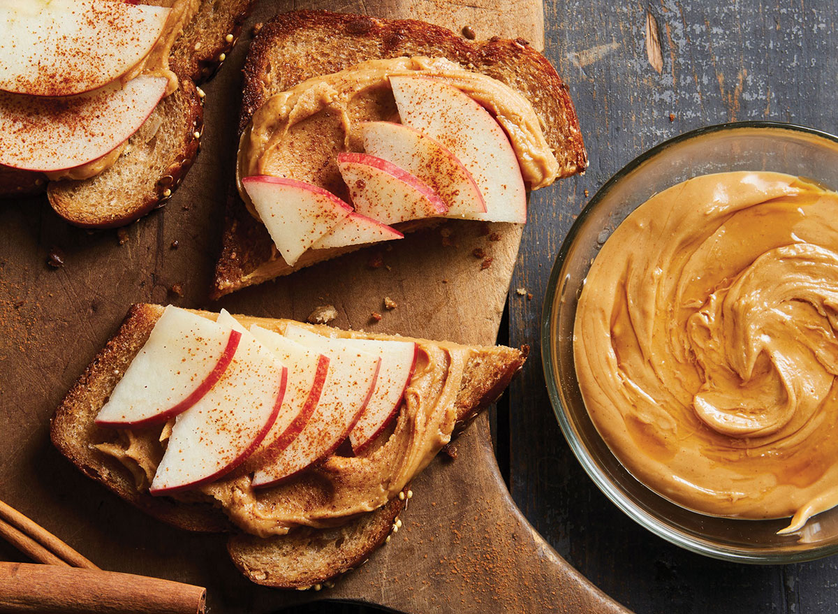 What is healthy to eat with peanut butter?