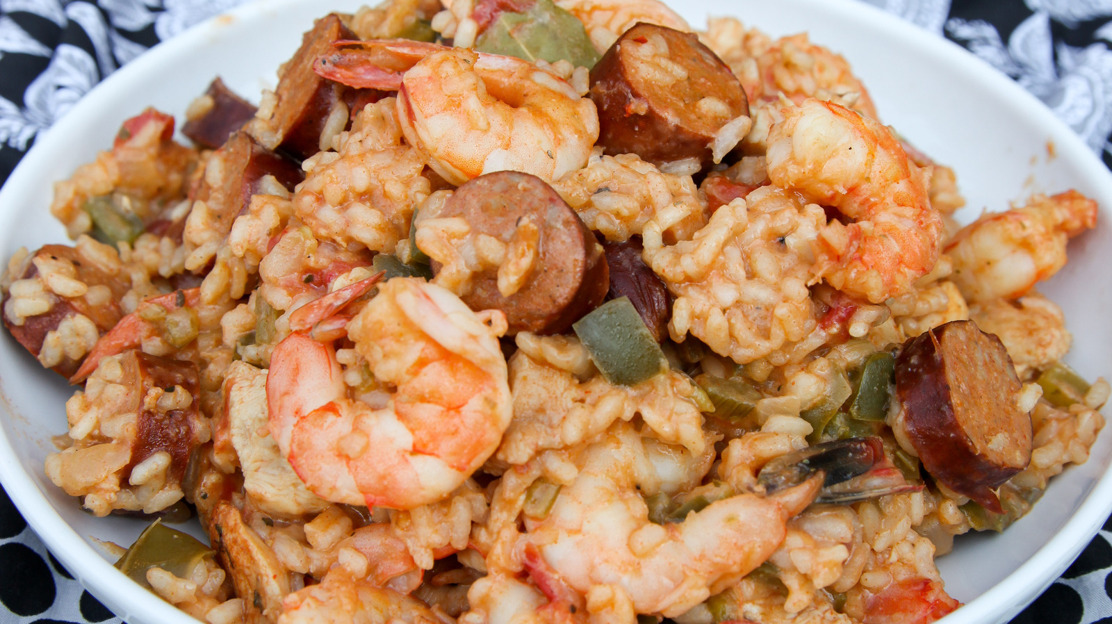 What is jambalaya and what does it taste like?