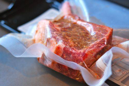 What is the benefit of vacuum packaging of meat?